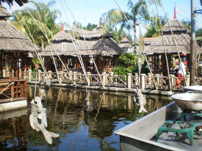 Isdaan Floating Restaurant (Gerona, Gerona, Tarlac) Photos ...