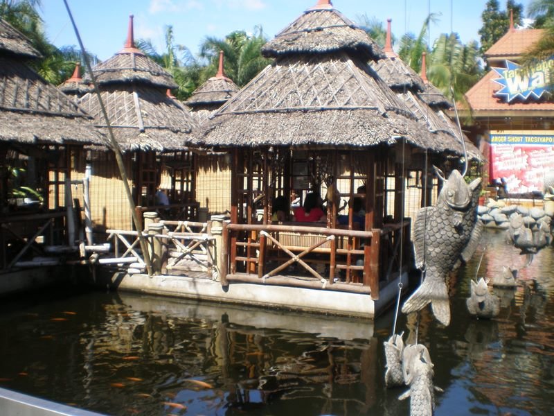 Isdaan Floating Restaurant (Gerona, Gerona, Tarlac) Photos ...