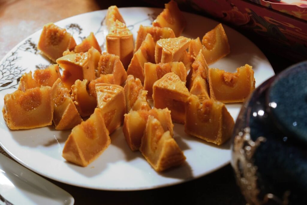 Solaire's Mooncake Sets for Mid-Autumn Festival 2022 Go Traditional ...