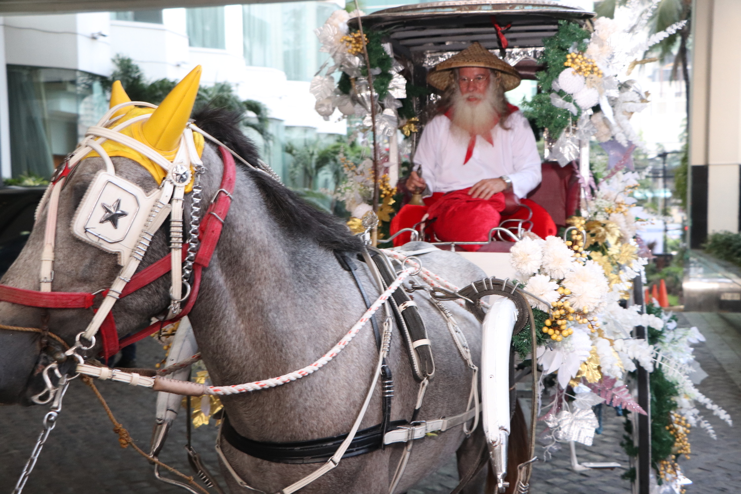Diamond Hotel Philippines Lights Up Filipiniana Themed Christmas Tree ...